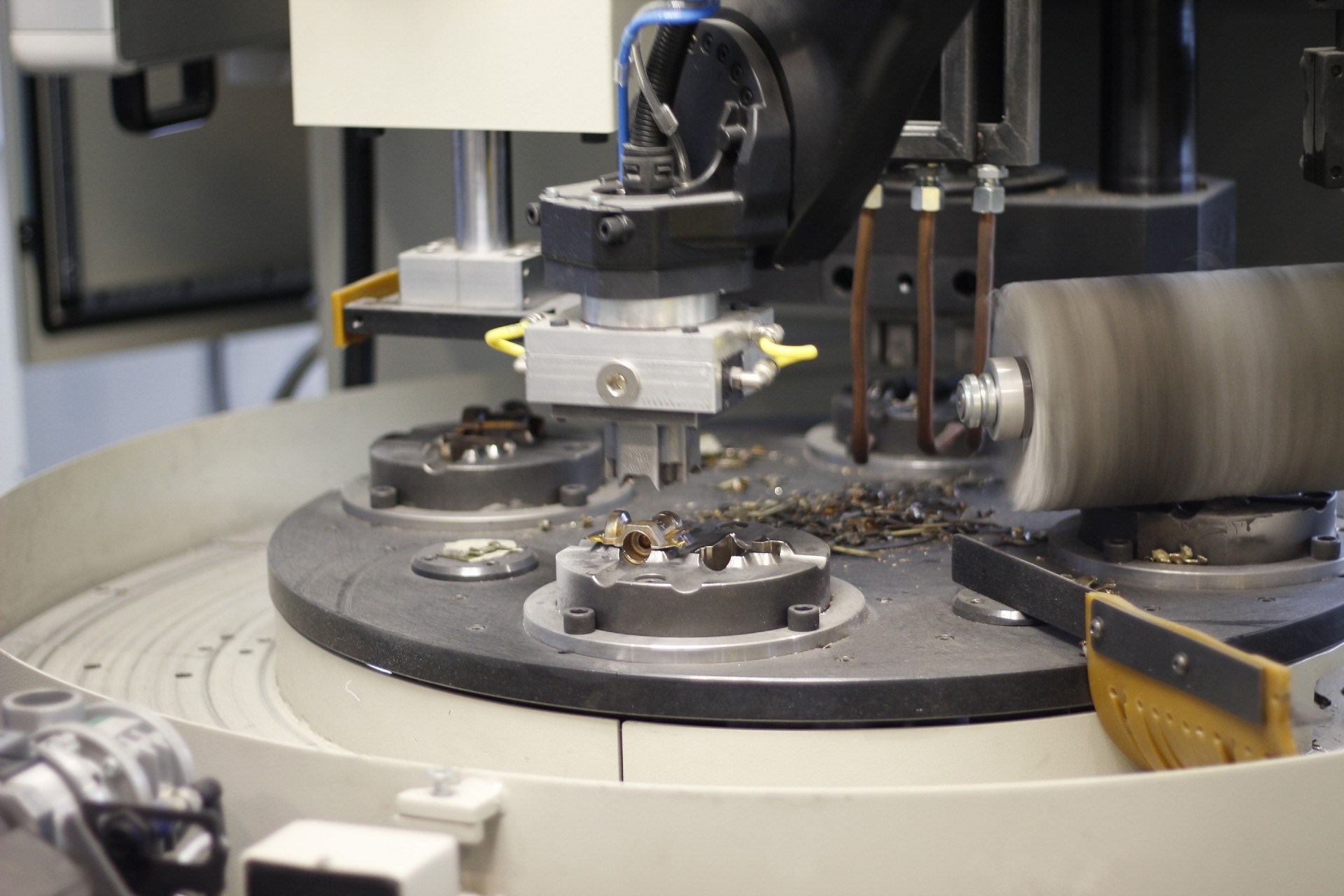 Electric robotic clipping line | Automazioni Industriali